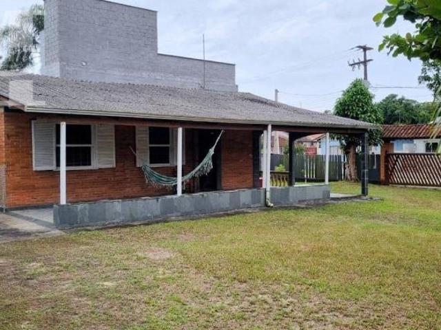 CASA TÉRREA, COM AMPLO TERRENO DE 648 M². ÓTIMA LOCALIZAÇÃO. MOBILIADA E COM CHURRASQUEIRA. GARAGEM