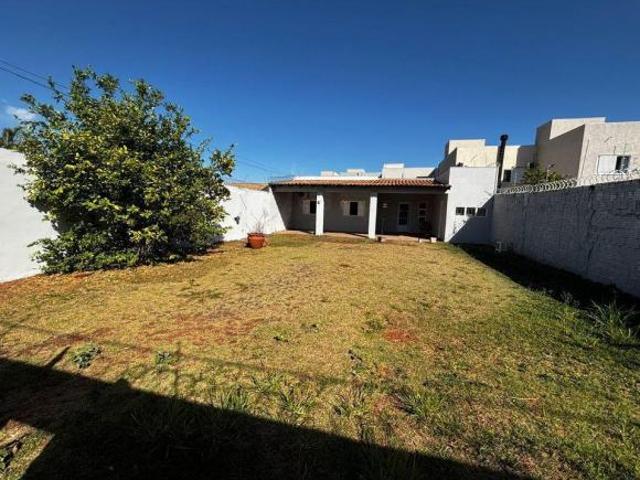Casa térrea com amplo terreno e ótima localização