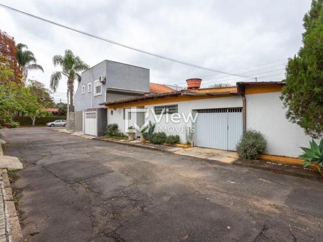 Casa Térrea com área verde situado no Seminário