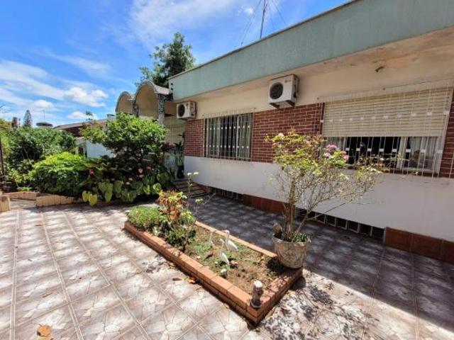 Casa térrea com garagem no subsolo e anexo