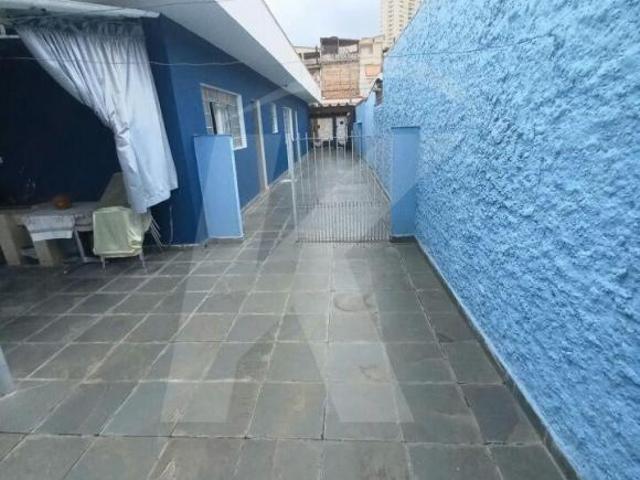 Casa térrea com grande quintal em terreno de 187m², 1 grande dormitório, totalmente reformado