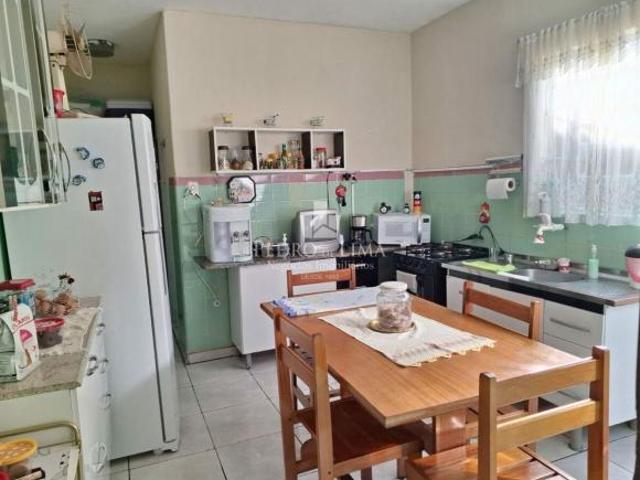 Casa térrea, com dois quartos, sala, cozinha, escritório, 2 banheiros, 2 vagas cobertas no Cangaiba