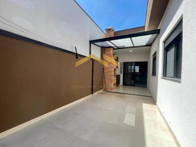 Casa térrea com design moderno e armários planejados na cozinha, banheiros e área gourmet, no condom