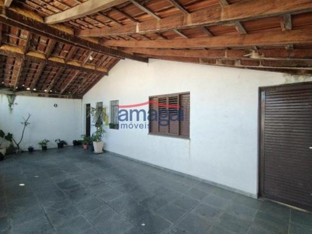 Casa Térrea com Edícula, 4 Vagas e Amplo Quintal!
