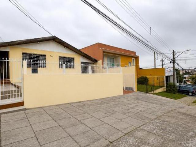 Casa térrea com edícula, amplo terreno e até 6 vagas de garagem no Xaxim