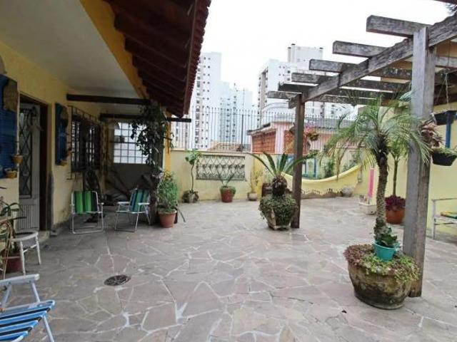 Casa térrea com edícula e salão de festas próximo ao Iguatemi