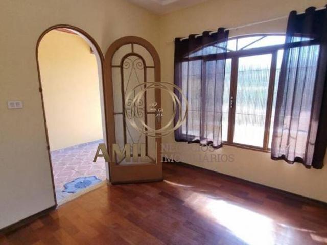 Casa Térrea com Edícula no Jardim Satélite São José dos Campos: 5 Quartos, 1 Suíte, 4 Vagas de Gar