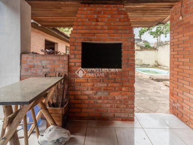 CASA TÉRREA COM ESPAÇOSO PÁTIO E 250M2