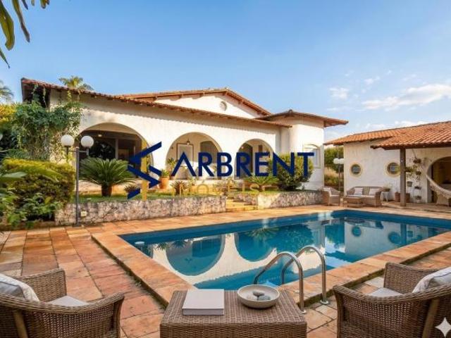 CASA TÉRREA COM EXCELENTE POTENCIAL DE RETROFIT À VENDA