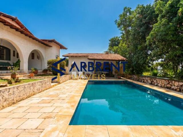 CASA TÉRREA COM EXCELENTE POTENCIAL DE RETROFIT À VENDA