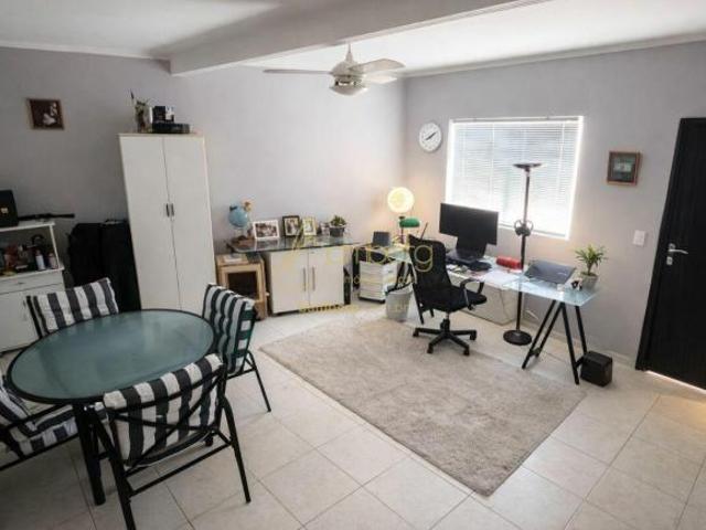 Casa térrea, com fino acabamento, com área verde e Edícula!