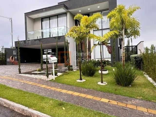 Casa térrea com hidromassagem e fachada imponente no Condomínio do Lago