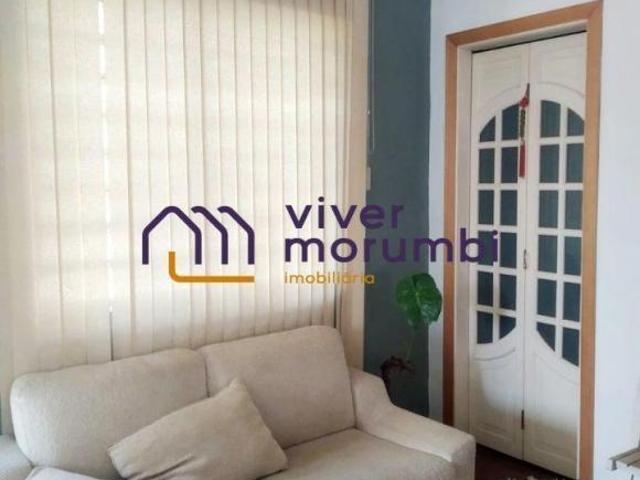Casa térrea com ótimo quintal !