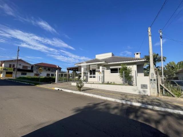 CASA TÉRREA COM ÓTIMA LOCALIZAÇÃO