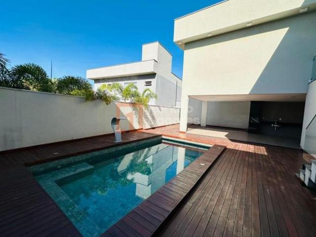 Casa térrea com lazer no pavimento inferior no Condomínio do Lago
