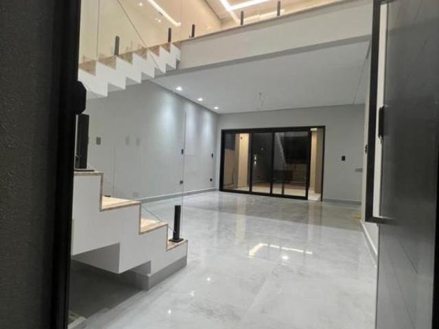 CASA TÉRREA COM MEZZANINO NO CONDOMÍNIO SANTA MÔNICA