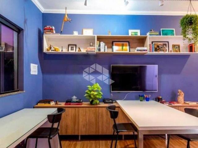 Casa térrea com sótão à venda no Parque Renato Maia 120m², rua tranquila e próxima ao Bosque Maia