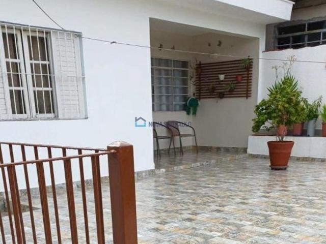 Casa térrea, com sobrado nos fundos, toda reformada e com quintal