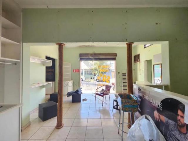 Casa térrea com salão comercial para venda ou locação com 144,05m² de área construída no bairro Alto