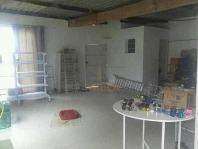 Casa térrea com salão comercial
