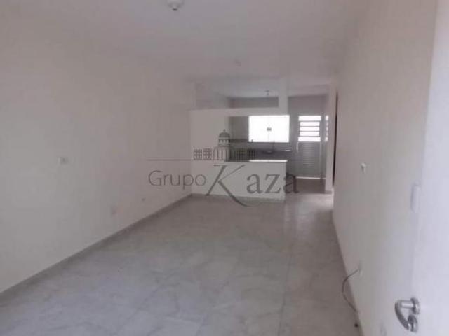 Casa térrea com salão multiuso em cima Villa Branca 4 Dormitórios 140m²