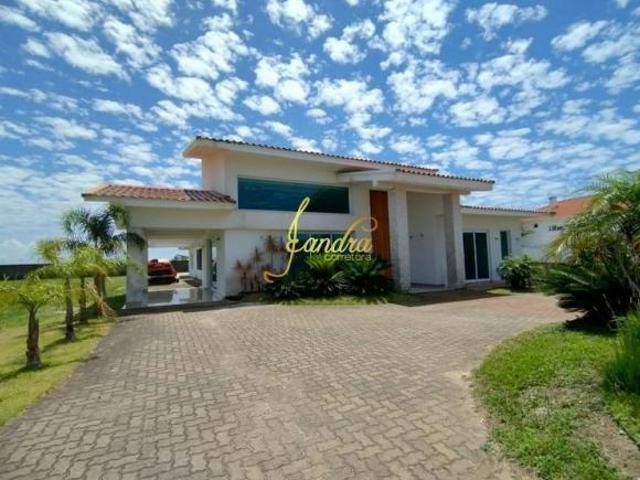 Casa térrea, com SETE suítes em condomínio fechado