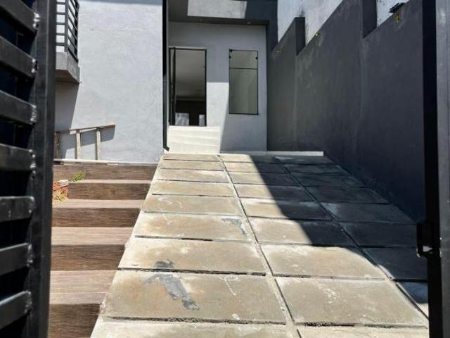 Casa térrea com suíte, closet, jardim de inverno natureza e fácil acesso a SP