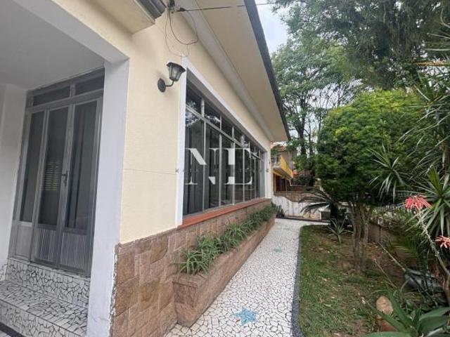 Casa Térrea com Pé Direito Alto e Edícula – Localização Privilegiada!