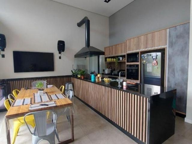 Casa térrea com piscina, 04 dorm. sendo 03 suítes e lazer completo