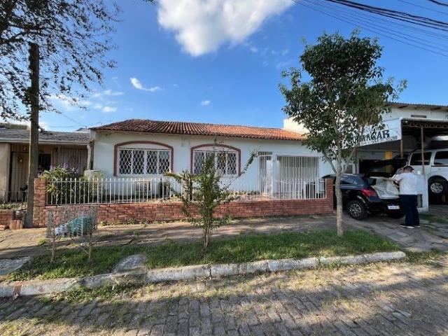 Casa Térrea com Piscina, 3 Dormitórios e Possibilidade para 4º Dormitório