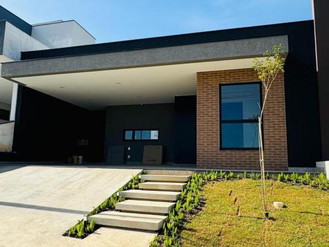 CASA TÉRREA COM PISCINA 3 SUÍTES + HOME OFFICE LOCALIZADA NO CONDOMÍNIO RESIDENCIAL FLORES!