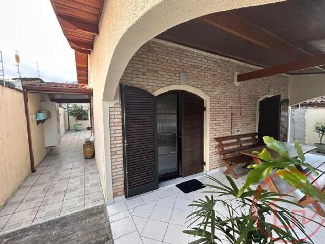 Casa Térrea com Piscina à Venda em Ubatuba –