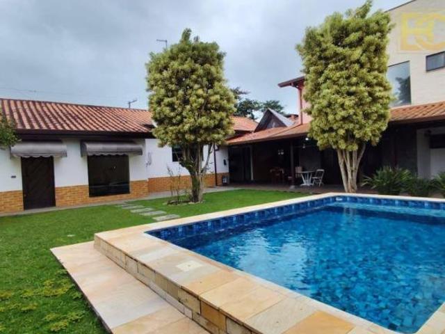 Casa térrea com piscina á 600m do mar á venda Centro Peruíbe/SP