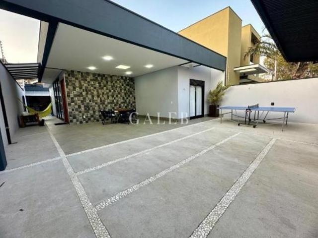 Casa térrea com piscina aquecida! Com 3 quartos, 1 suite, 2 salas, 3 banheiros, 4 vagas. 360m² Jd