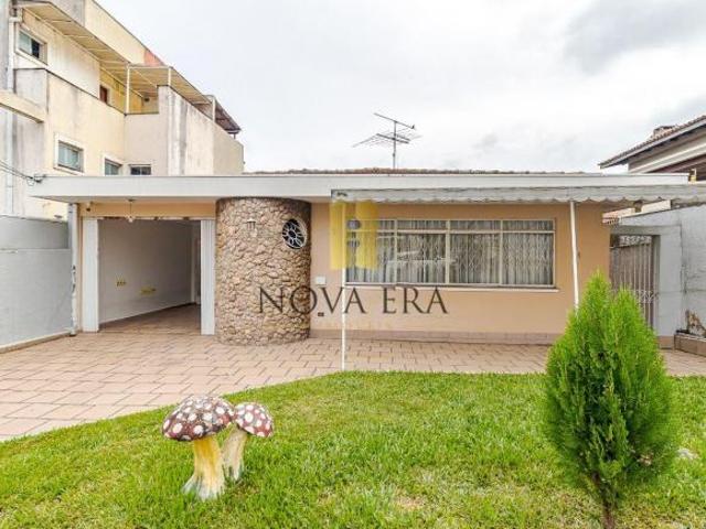 Casa Térrea com Piscina e Amplo Quintal à Venda no Boa Vista / Bacacheri