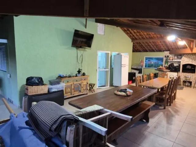Casa Térrea com Piscina e Área Gourmet no Condomínio Village da Serra 210m², 3 Dormitórios, 800m²