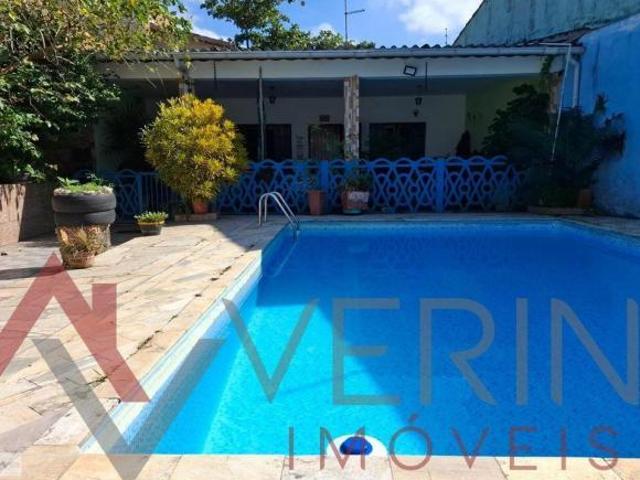 Casa térrea com piscina e edícula e suíte nos fundos