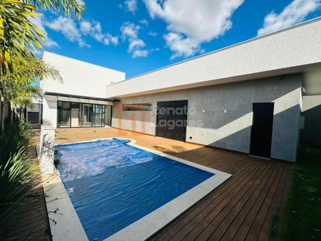 Casa térrea com piscina e energia solar no Condomínio do Lago