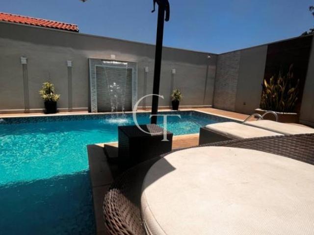 Casa térrea, com piscina e espaço gourmet completo