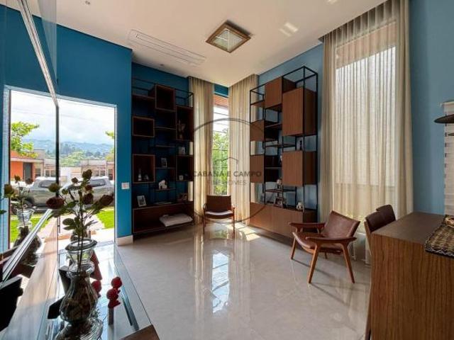 Casa térrea com piscina e pé direito alto no Terras de Atibaia II
