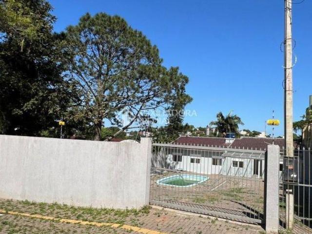 Casa térrea com piscina e suíte master localizada próxima à universidade Feevale em Novo Hamburgo
