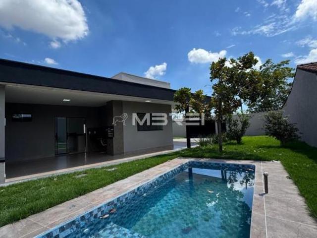 Casa térrea com piscina em lote de 447m². Espaço e lazer são prioridade