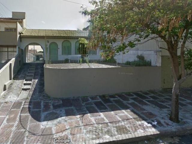 Casa térrea com piscina no bairro Tristeza