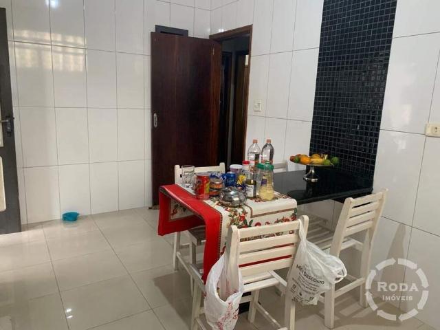 Casa Térrea com Piscina: Seu Refúgio na Ponta da Praia com 3 quartos e 4 vagas