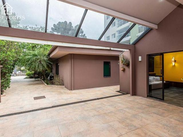 Casa Térrea com Quintal Amplo de 293m² à Venda no Cristo Rei
