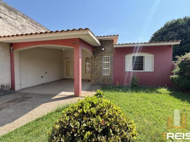 CASA TÉRREA COM QUINTAL E ÁREA VERDE NO CENTRO EM SOCORRO/SP