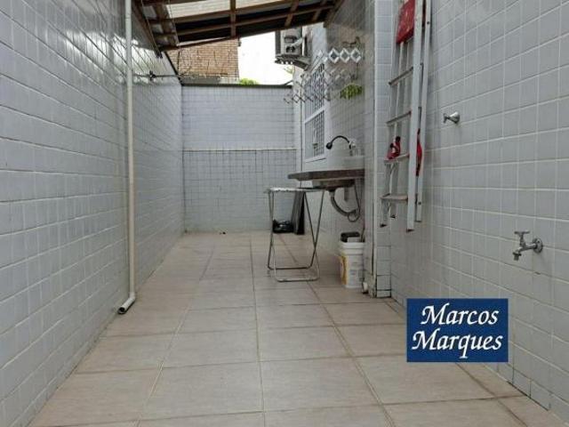 Casa térrea com quintal e entrada independente com 2 suítes