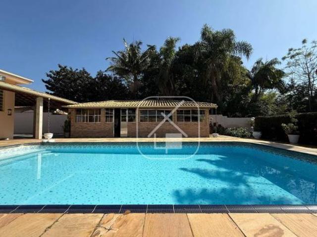 Casa térrea com terreno de 1.108m² beira rio á venda no centro de Guararema SP