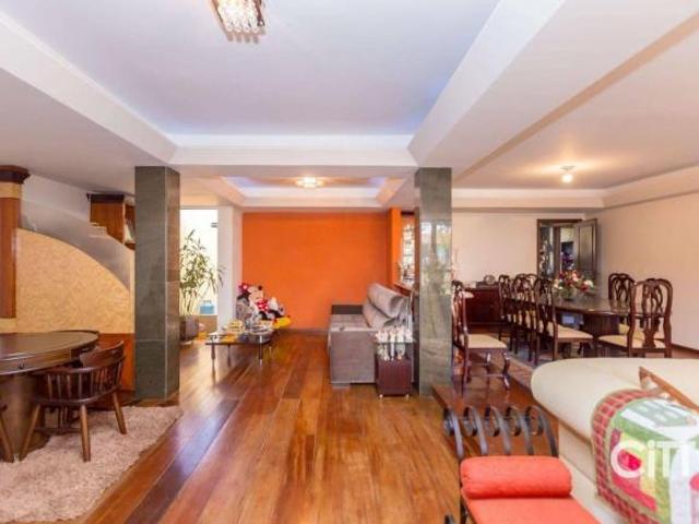 Casa térrea com terreno de 1.450 m² perfeito para que não quer escada e ter jardim ao seu dispor.