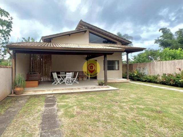 Casa térrea com três dormitórios 1 suite e mezanino, a apenas 200m da praia